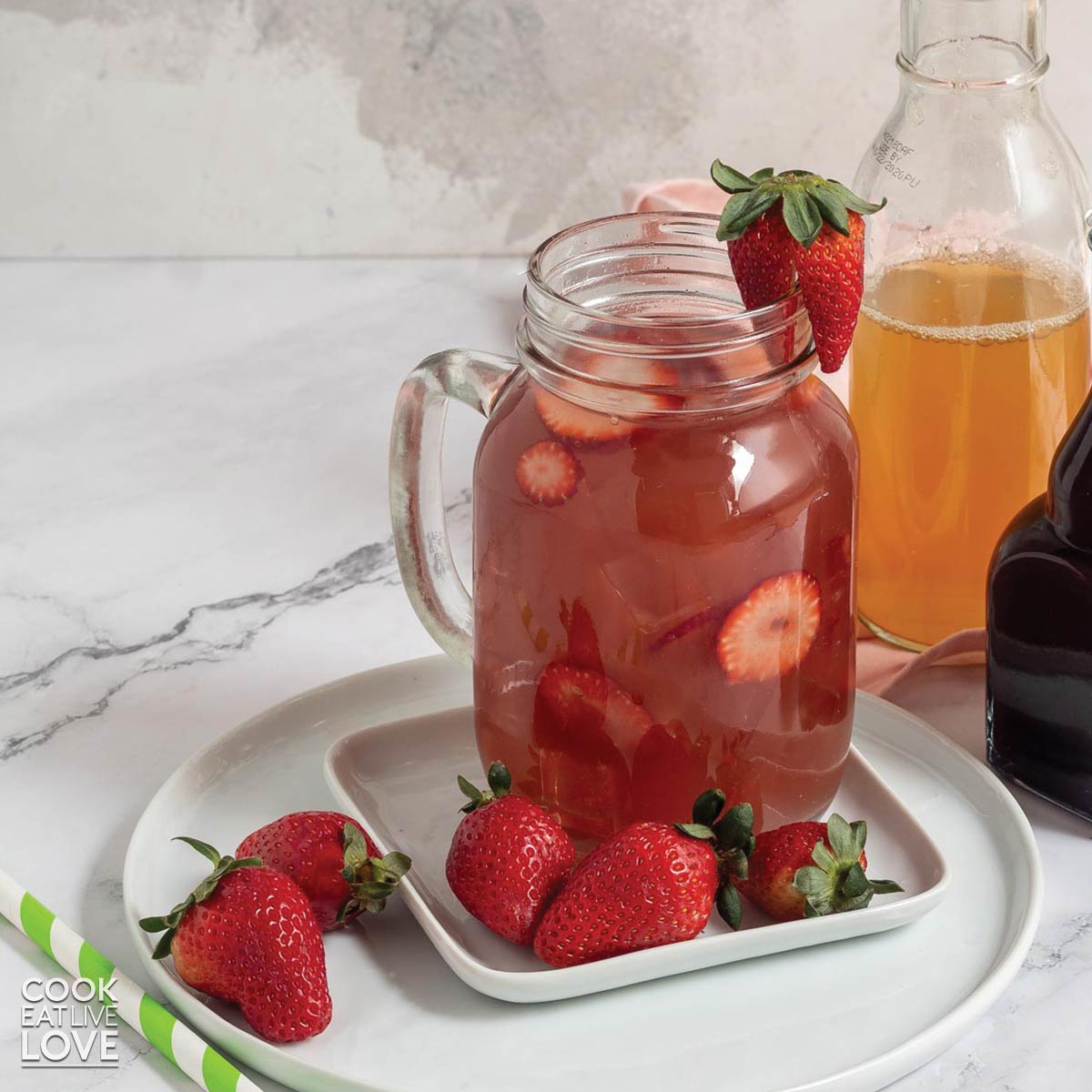 Homemade Strawberry Acai Refresher (Better Than Starbucks!) - Cook Eat ...